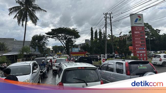 Potret Antrean Panjang di SPBU Bone Imbas Suplai BBM Terhambat Macet di ...