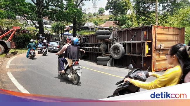 Truk Boks Seruduk 4 Motor di Sumedang, Satu Orang Tewas