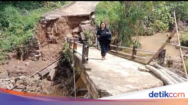 Jembatan Antar Dusun di Mamasa Ambruk Diterjang Arus Deras