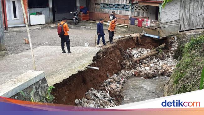 Tanah Longsor Timpa Rumah Warga Caringin Bogor, 15 Orang Mengungsi