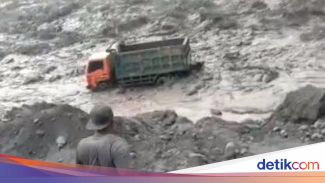 Banjir Lahar Dingin Semeru 'Over Skala' Seret Truk hingga Alat Berat