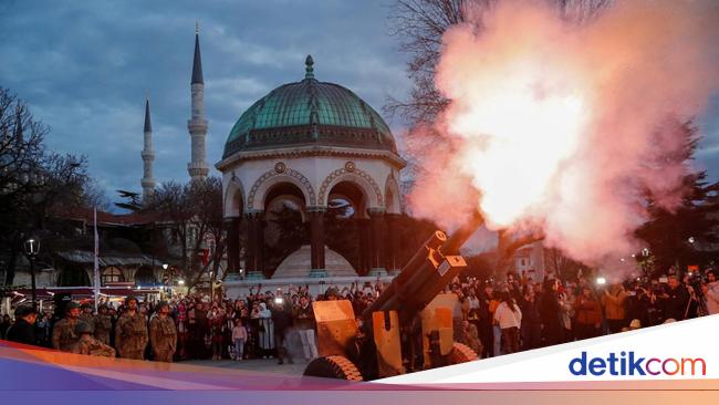 5 Tradisi Unik Ramadan di Belahan Dunia, Ledakan Meriam hingga Lentera ...