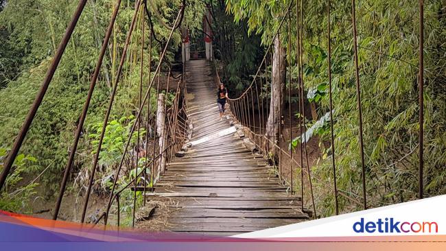 Tali Jembatan Desa di Bojonegoro Putus, Warga Harus Putar Balik 5 Km