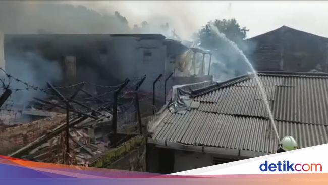 10 Rumah di Kompleks TNI di Jaksel Terbakar, Dipicu Korsleting