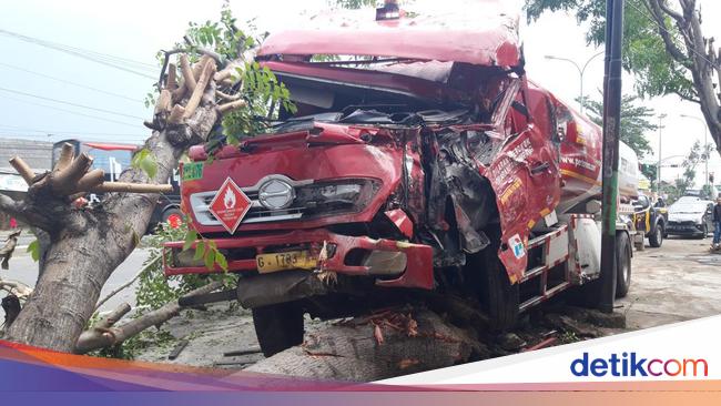 Truk Tangki di Boyolali Tabrak Pohon hingga Tumbang, Timpa Mobil-Pemotor
