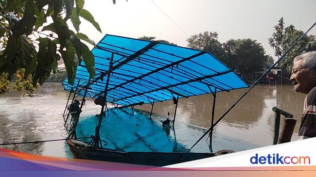 Perahu Tambang di Kemlaten Surabaya Tenggelam!