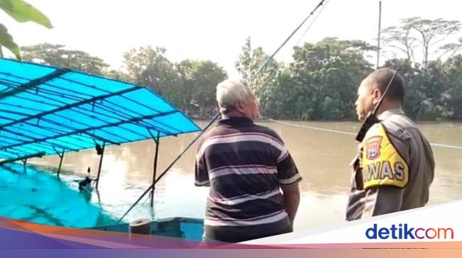 Polisi Sebut Perahu Tambang Tenggelam di Sungai Brantas Angkut 13 Orang