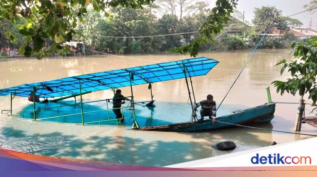 Penampakan Perahu Tambang Tenggelam di Sungai Brantas Kemlaten Surabaya
