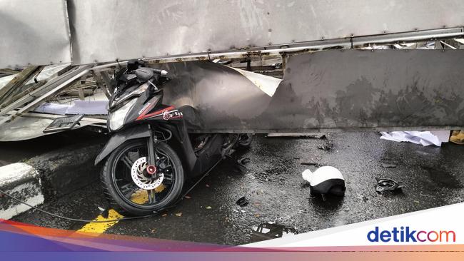 Korban Tertimpa Reklame di Soekarno-Hatta Bandung Koma dan Kritis