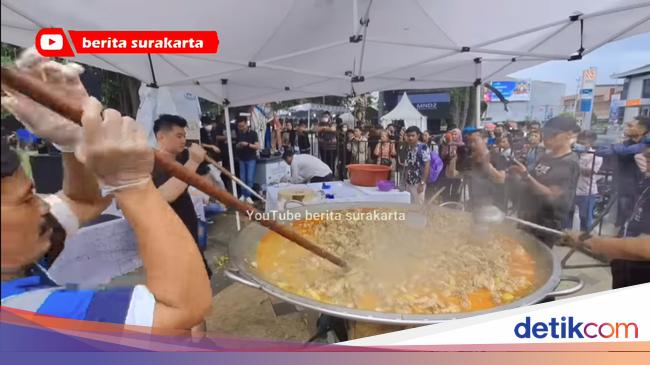 Wow! Di Solo Chef Arnold Masak Gulai 150 Ekor Ayam untuk Dibagi-bagikan
