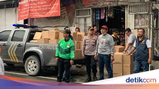 Detik Detik Polisi Gerebek Gudang Miras Berkedok Toko Sembako Di Jakbar