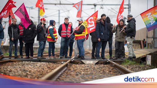 Rel Diblokir-Antrean BBM Mengular Imbas Macron Ubah Paksa Aturan Pensiun