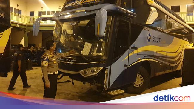Ternyata! Separator Pecah di Flyover Pesing Ditabrak Bus Mercy