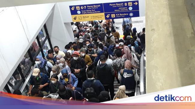 Begini Padatnya Stasiun Manggarai pada Senin Jelang Jam Buka Puasa
