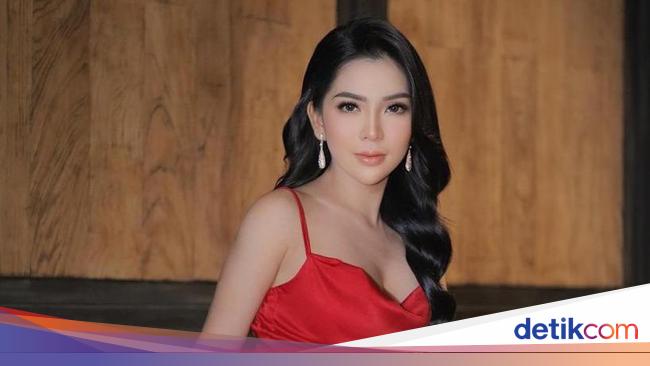 6 Potret Model Dina Santika yang Selalu Jaga Badan Agar Tetap Dilirik