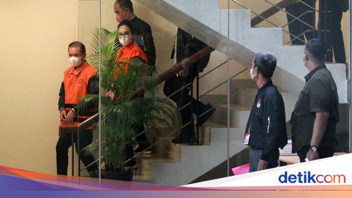 Bupati Kapuas dan Istri Pakai Duit Korupsi Bayar Survei-Kepentingan Politik