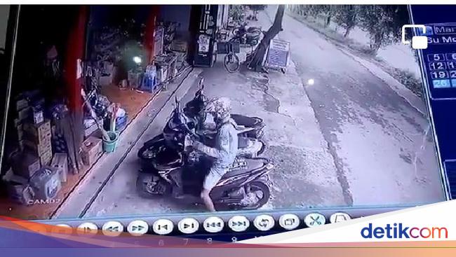 Terekam CCTV, Maling Santuy Gasak HP di Dashboard Motor Ceper Klaten