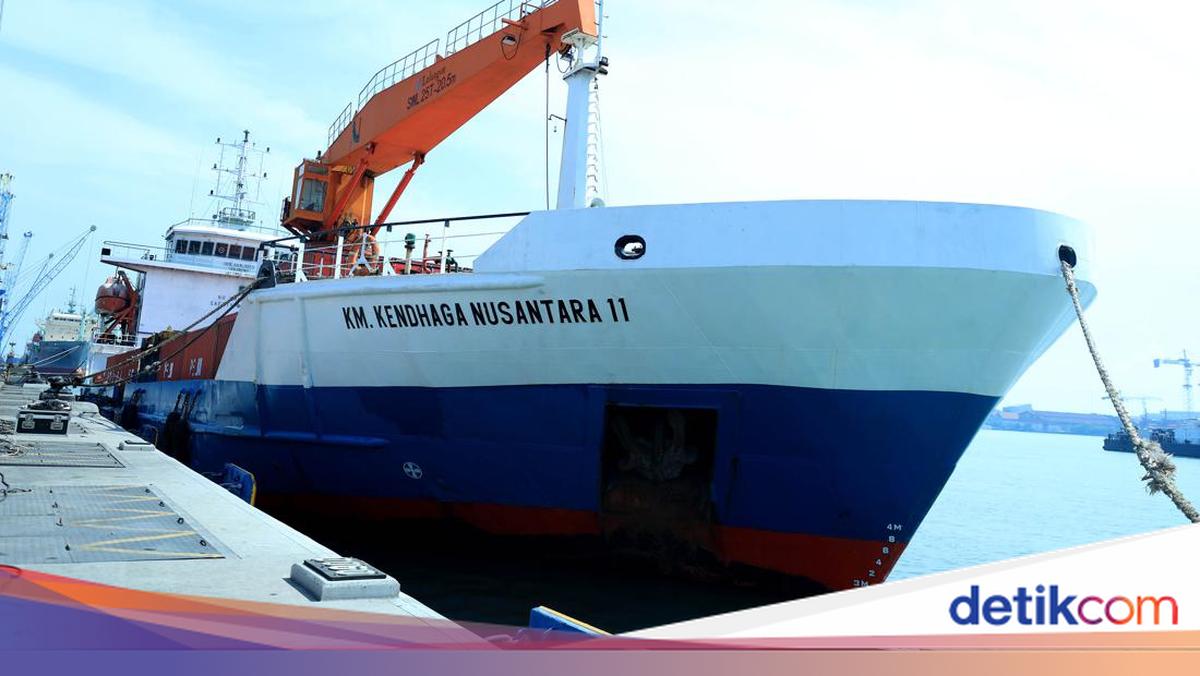 KM Kendhaga Nusantara 11 Distribusikan Pasokan Beras di Timur Indonesia
