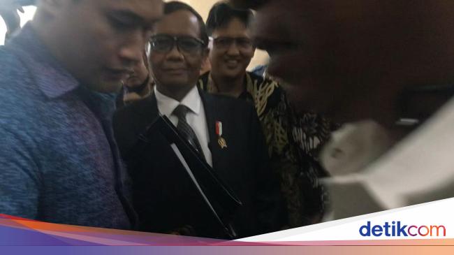 Mahfud Tiba di Gedung DPR Jelang Rapat soal Rp 349 T