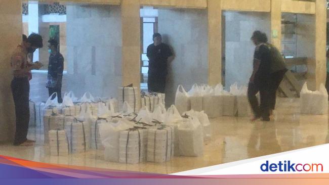 Masjid Istiqlal Bagikan Ribuan Porsi Takjil Gratis Selama Ramadan Masjid Istiqlal Bagikan Ribuan Porsi Takjil Gratis Selama Ramadan