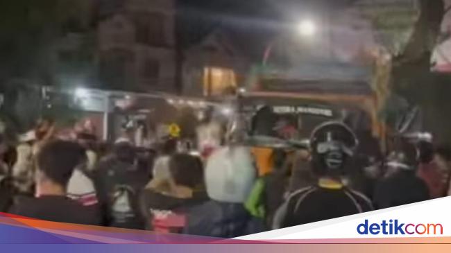 Truk di Makassar Dirusak Massa gegara Sopir Tidak Bayar saat Isi Solar
