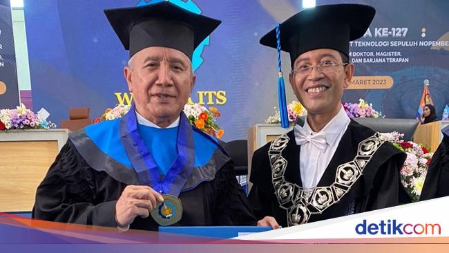 Cerita Wisudawan Tertua ITS, Punya Gelar 10 Magister dan 2 Doktor Cerita Wisudawan Tertua ITS, Punya Gelar 10 Magister dan 2 Doktor