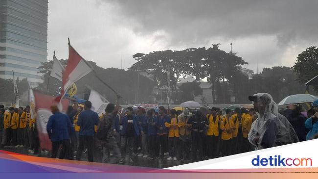 Massa Tolak UU Ciptaker di DPR Minta Ditemui Puan, Ancam Demo Besar