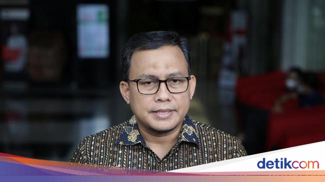 KPK Tangkap 10 Orang dalam OTT di Sidoarjo KPK Tangkap 10 Orang dalam OTT di Sidoarjo