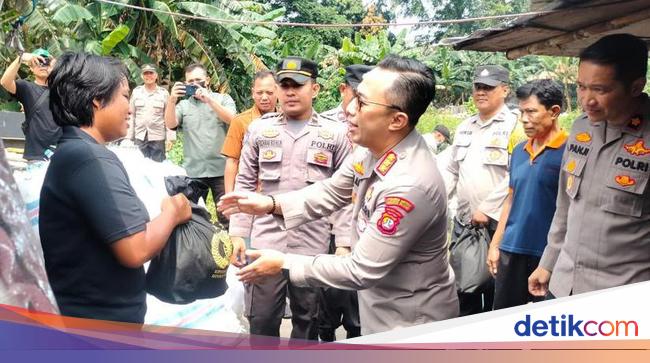 Warga Slum Area di Kebayoran hingga Pancoran Terima Bansos Kapolri