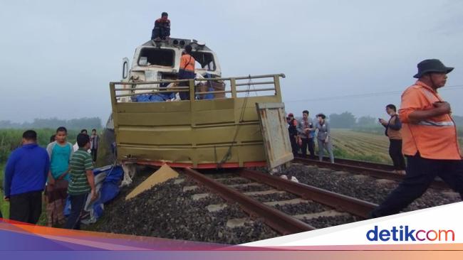 Truk Muat Pakan Ternak Hancur Tertabrak KA Turangga gegara Mogok di Perlintasan