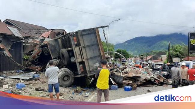 Polisi Amankan Sopir Truk Pemicu Laka Beruntun di Jalur Padang-Bukittinggi Polisi Amankan Sopir Truk Pemicu Laka Beruntun di Jalur Padang-Bukittinggi