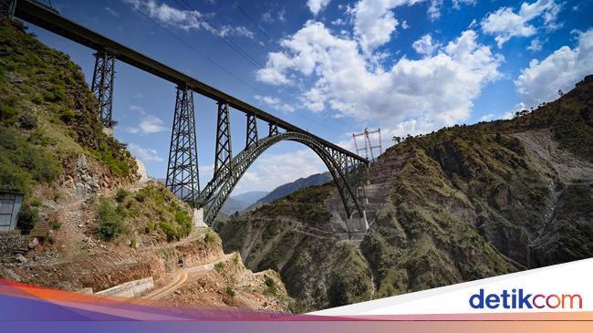 Wujud Jembatan Rel Kereta Tertinggi di Dunia, Ada di India Lho