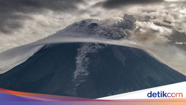 Potret Gunung Merapi yang Kembali Muntahkan Awan Panas