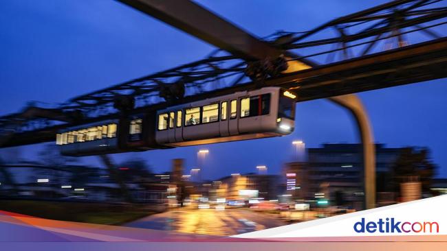Potret Kereta Api Gantung yang Jadi Transportasi Unik di Jerman