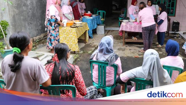 Srikandi Ganjar Gelar Pelatihan Buat Kue Bolu untuk Ibu-ibu di Cirebon Srikandi Ganjar Gelar Pelatihan Buat Kue Bolu untuk Ibu-ibu di Cirebon