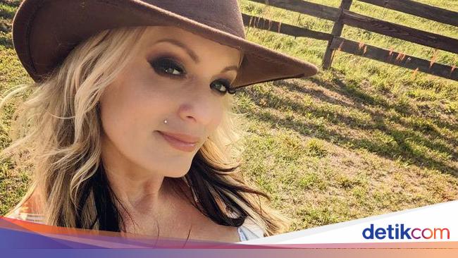 Foto Stormy Daniels, Bintang Porno yang Bikin Donald Trump Didakwa Kasus Suap