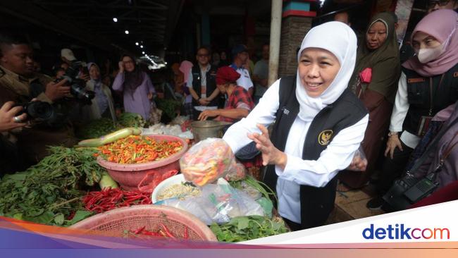 Blusukan ke Pasar, Khofifah Pastikan Stok Bahan Pokok Aman hingga Lebaran