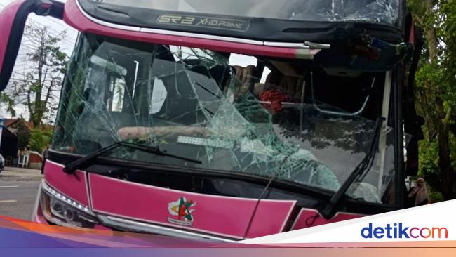 Bus Oleng Tabrak Tiang Listrik di Sidrap, 1 Penumpang Luka