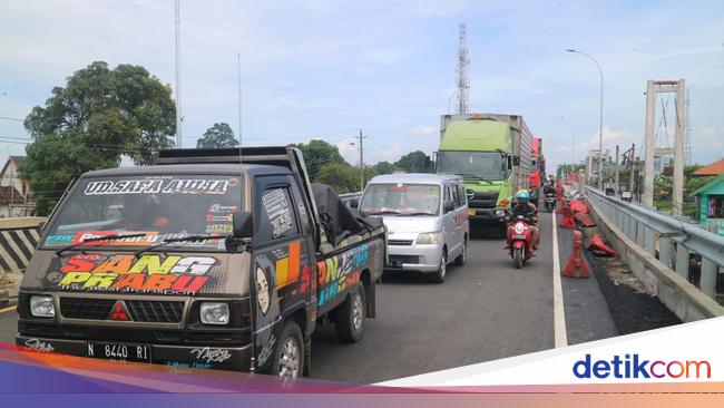 Pantura Pati-Rembang Masih Macet Usai Jembatan Juwana Difungsikan Pantura Pati-Rembang Masih Macet Usai Jembatan Juwana Difungsikan