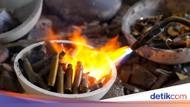 Tukang Emas Kamboja Ubah Selongsong Peluru Jadi Perhiasan Cantik