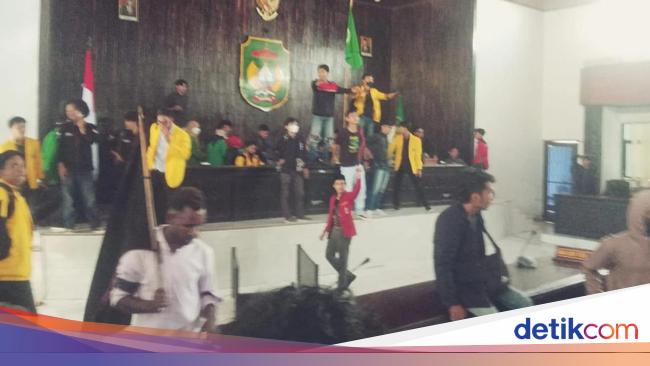 Demo Tolak UU Ciptaker Ricuh, Massa Rusak Gedung DPRD Palopo