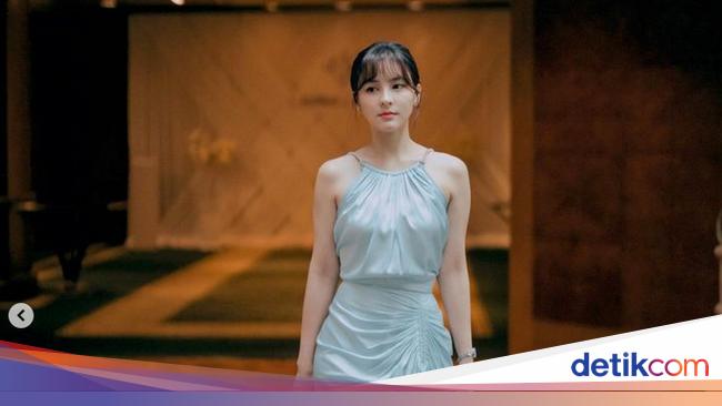 7 Foto Aom Sushar, Aktris Cantik yang Dijuluki Song Hye Kyo Thailand