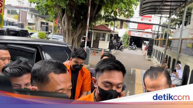 Beda Gaya Rambut Mario Dandy Saat Rekonstruksi dan Jadi Saksi Sidang AG Beda Gaya Rambut Mario Dandy Saat Rekonstruksi dan Jadi Saksi Sidang AG