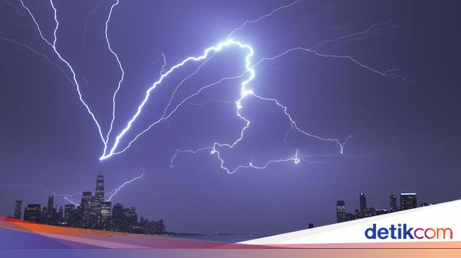 Momen Kilat Petir 'Menari' di Langit New York