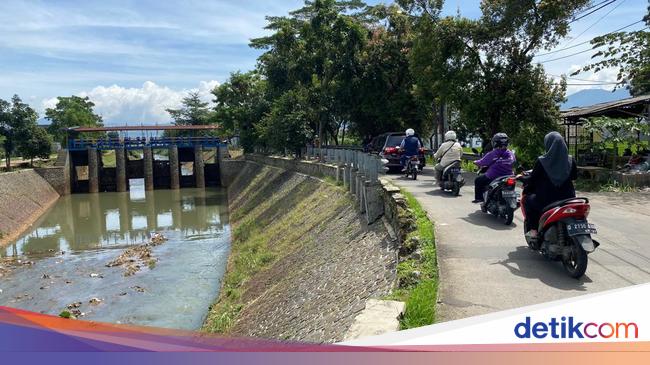 Pagar Pembatas Jalan di Sungai Cipamokolan Ambrol, Warga Khawatir ... Pagar Pembatas Jalan di Sungai Cipamokolan Ambrol, Warga Khawatir ...