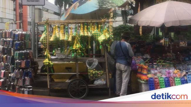 Cerita Pedagang di Pasar Asemka Beralih Jual Hiasan Lebaran Saat Puasa