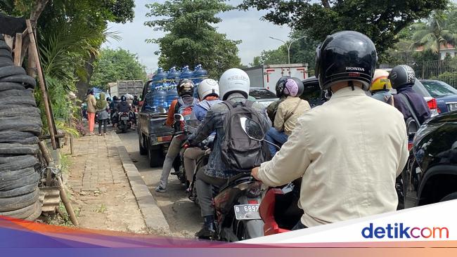 Lalin Jalan TB Simatupang Arah Ragunan Macet, Warga: Lampu Merahnya Lama Lalin Jalan TB Simatupang Arah Ragunan Macet, Warga: Lampu Merahnya Lama