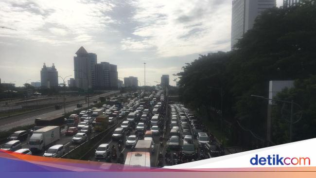Lalin di Flyover TB Simatupang Arah Fatmawati Macet