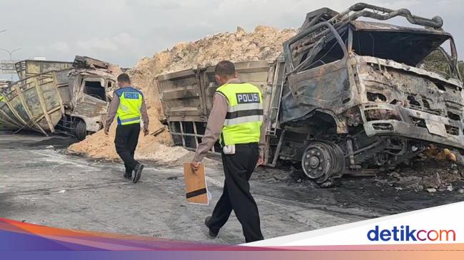Penampakan Truk Bahan Kimia Kecelakaan Maut di Tol Pemalang Penampakan Truk Bahan Kimia Kecelakaan Maut di Tol Pemalang