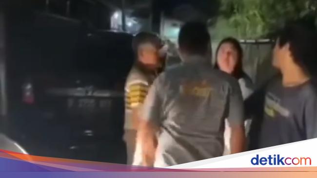 Viral, Cekcok Warga di Jelambar gegara Mobil Parkir di Jalan Umum